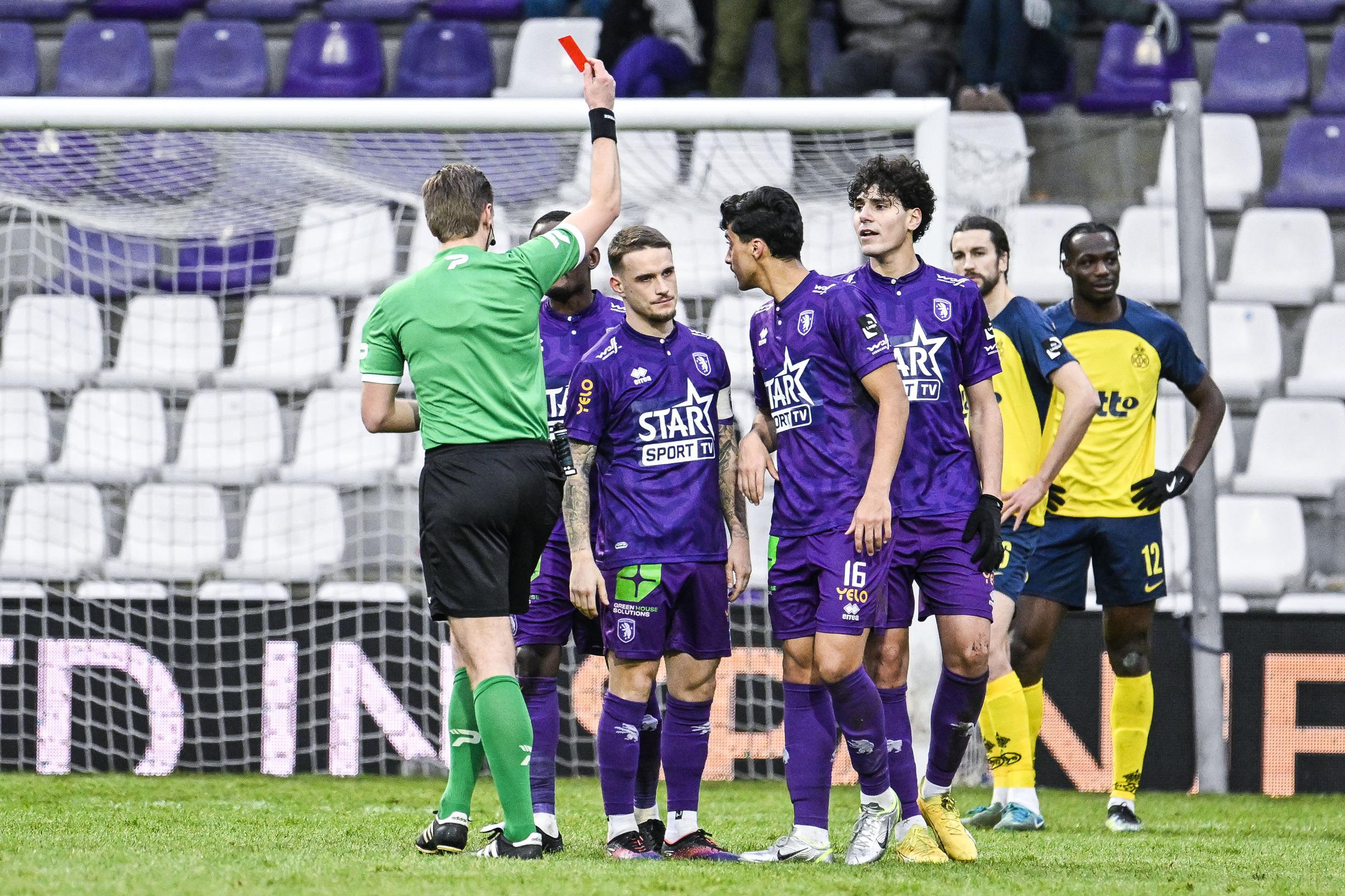 Ongelukkig Beerschot breekt na dubieuze rode kaart vroeg in de ...