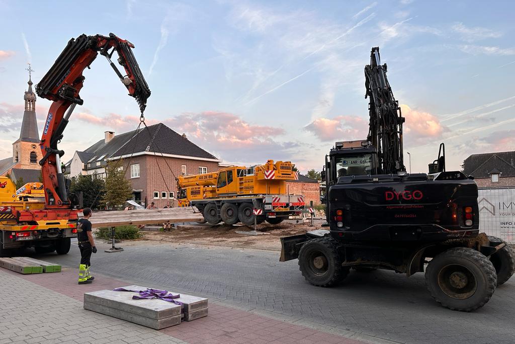 Itegem-centrum urenlang afgesloten om loodzware kraan te takelen | GVA