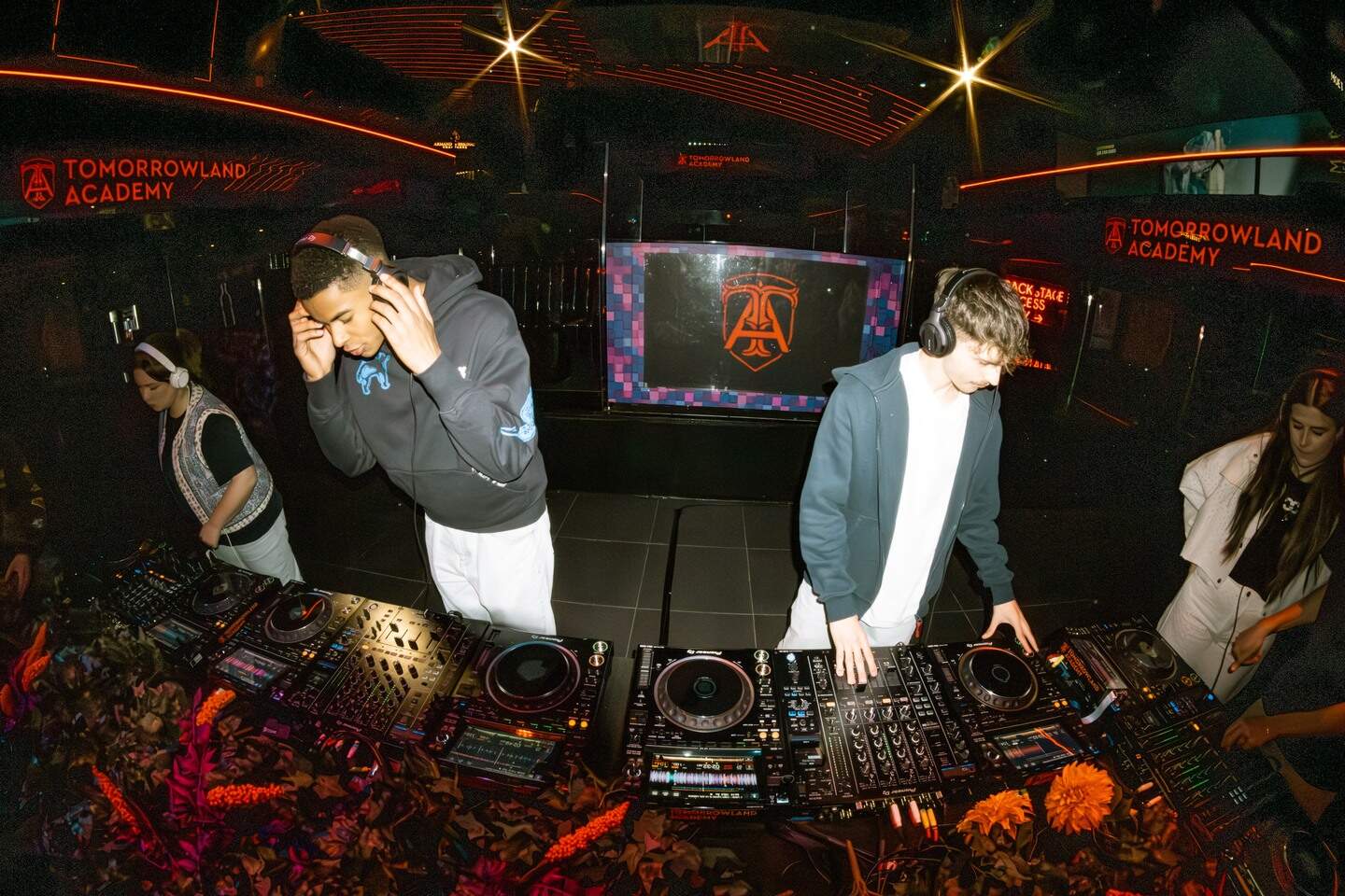 Start to dj-wedstrijd van MNM nu ook op VRT MAX: vier Antwerpse ...