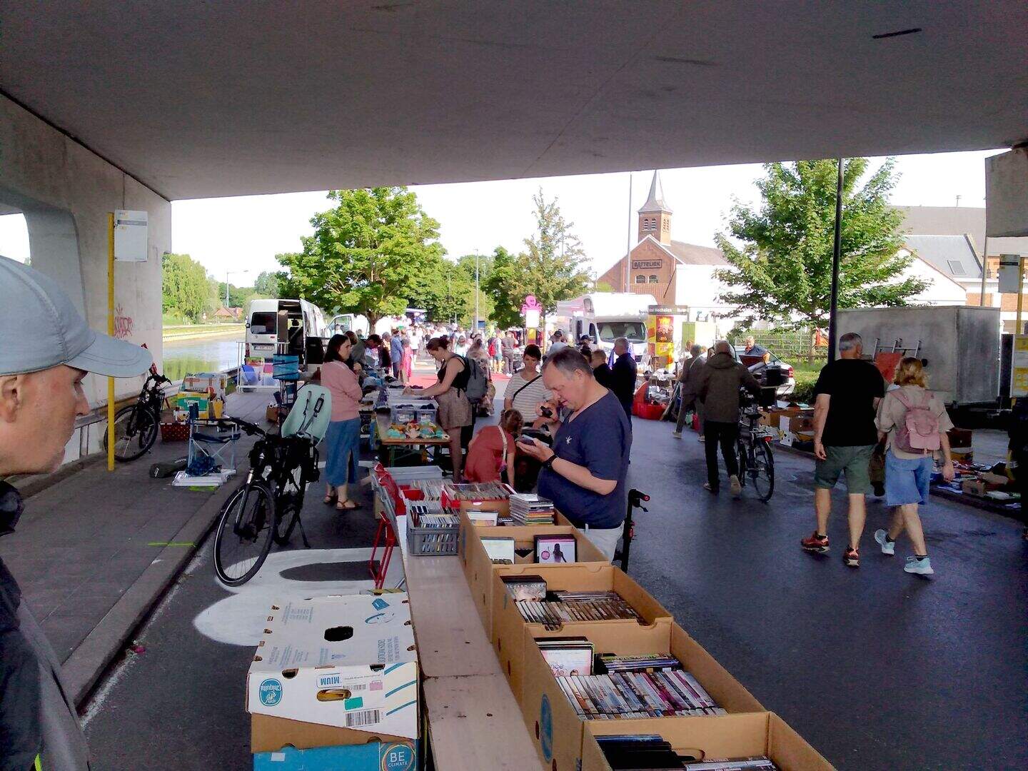 Bezoekers snuffelen langs 180 standhouders op Brommelmarkt in Battel ...