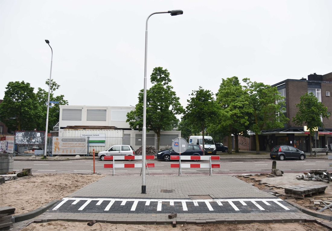 Nederlanders staan voor paal: straat verbreed, maar lantaarnpaal blijft ...