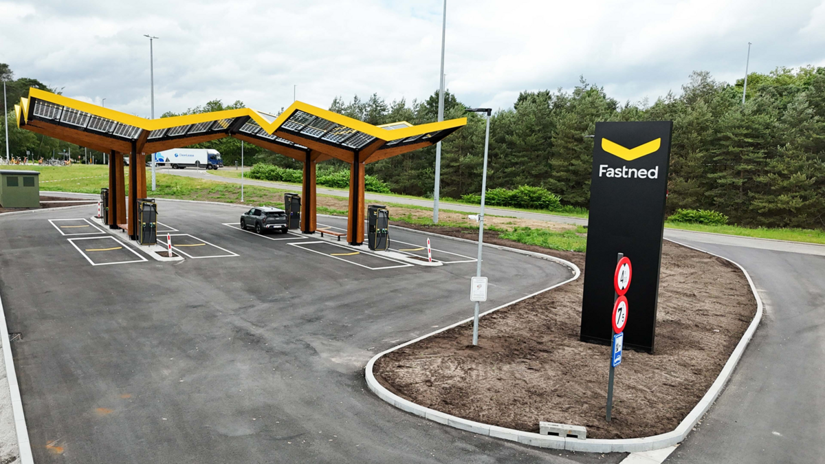Fastned opent 54ste snellaadstation aan E19 in Sint-Job-in-’t-Goor ...