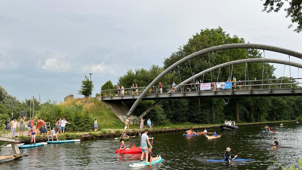 Bootjes en kajaks varen op kanaal tijdens Big Dobber | GVA