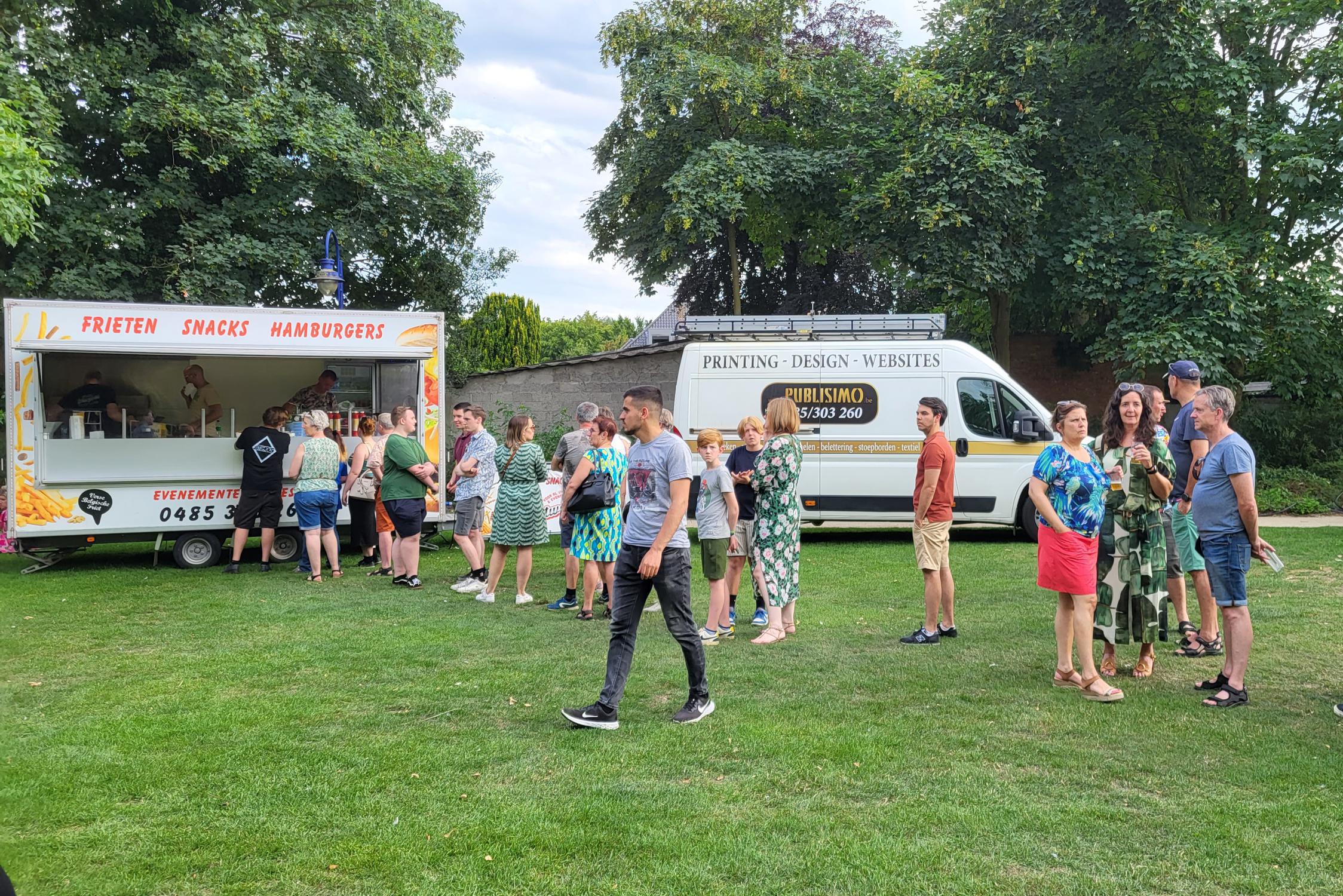 Geel viert Vlaams feest met friet | GVA