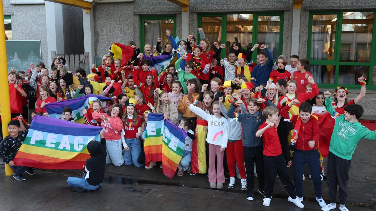 Leerlingen Go! basisschool De Brug dragen wel regenboogbanden: “Geen ...