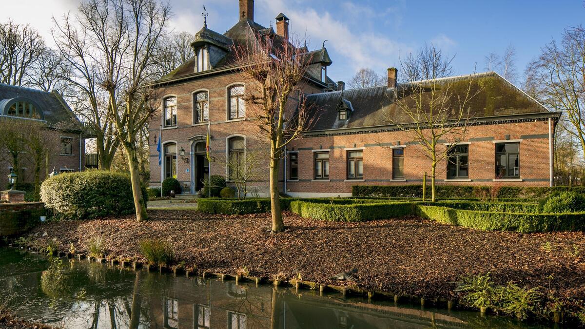 Ruiming slib uit slotgracht geeft lichte hinder | GVA