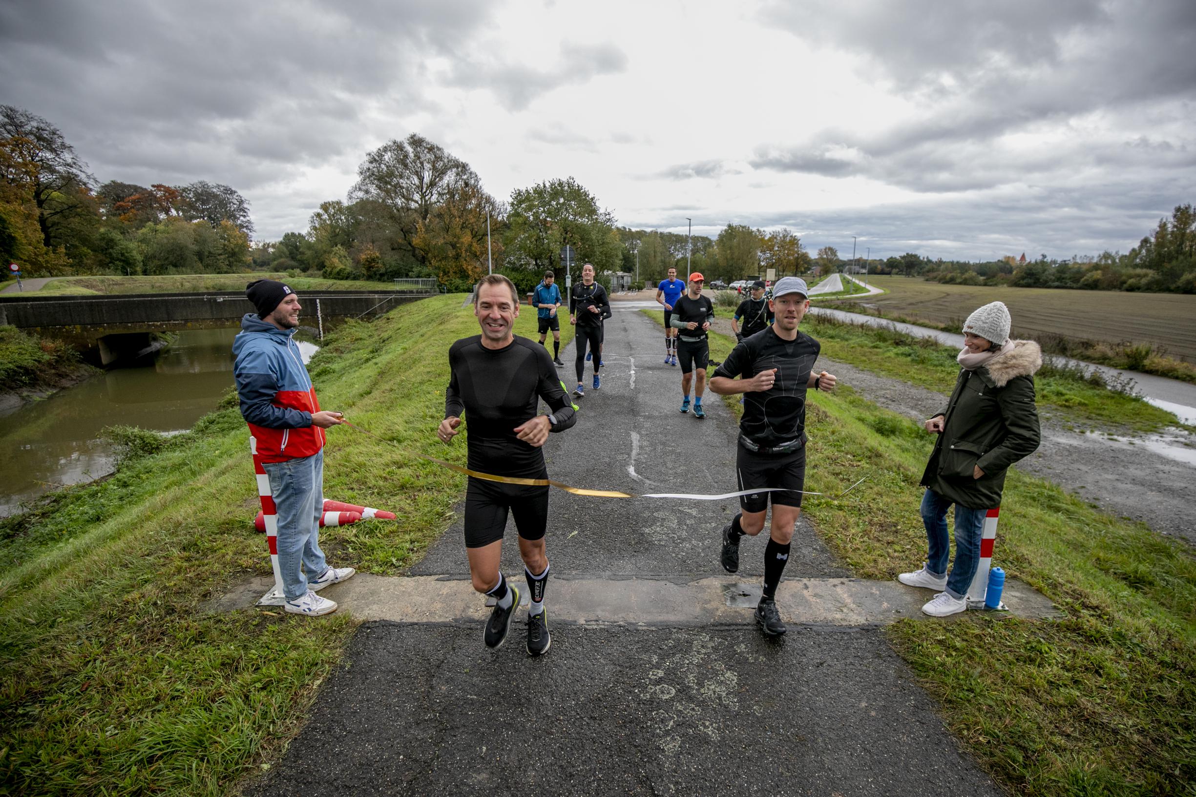 Vrienden eren te vroeg overleden vaders met marathon langs Grote Nete ...