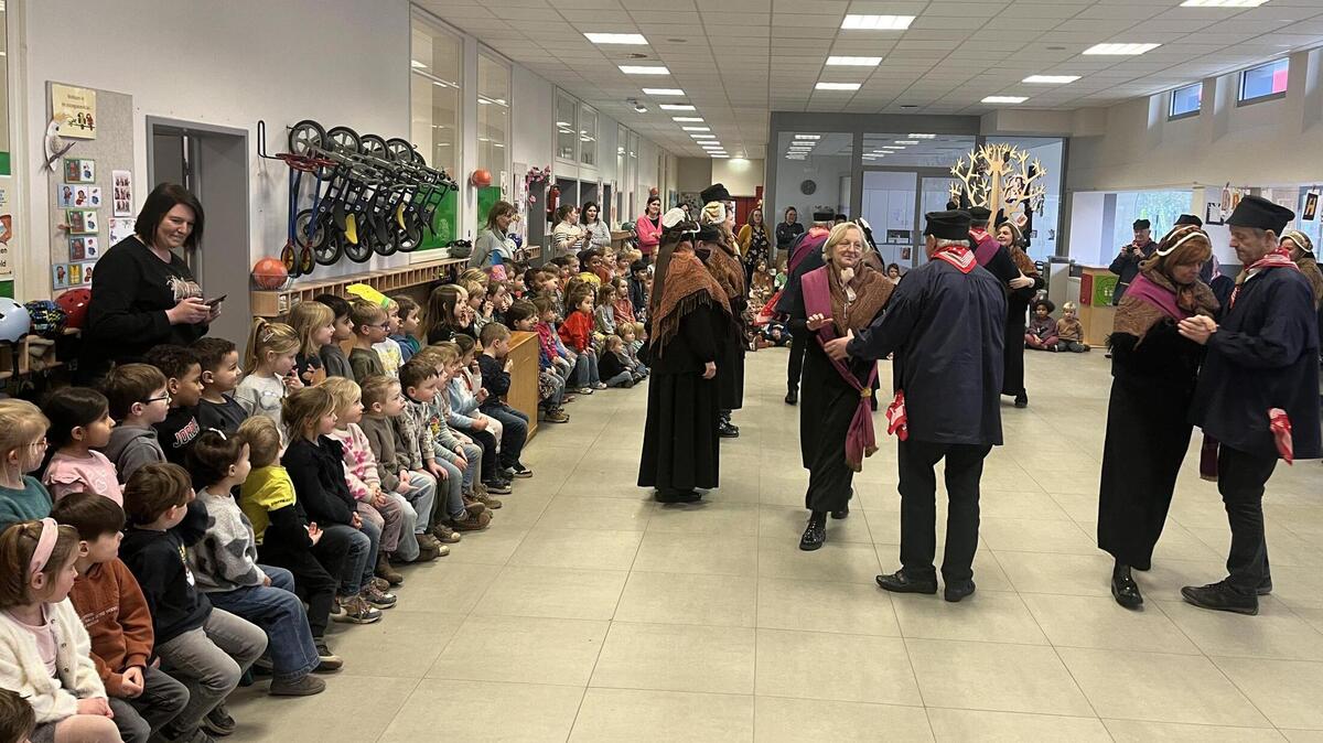 Kleuters Heilig Graf zijn in de ban van traditionele dans Sint ...