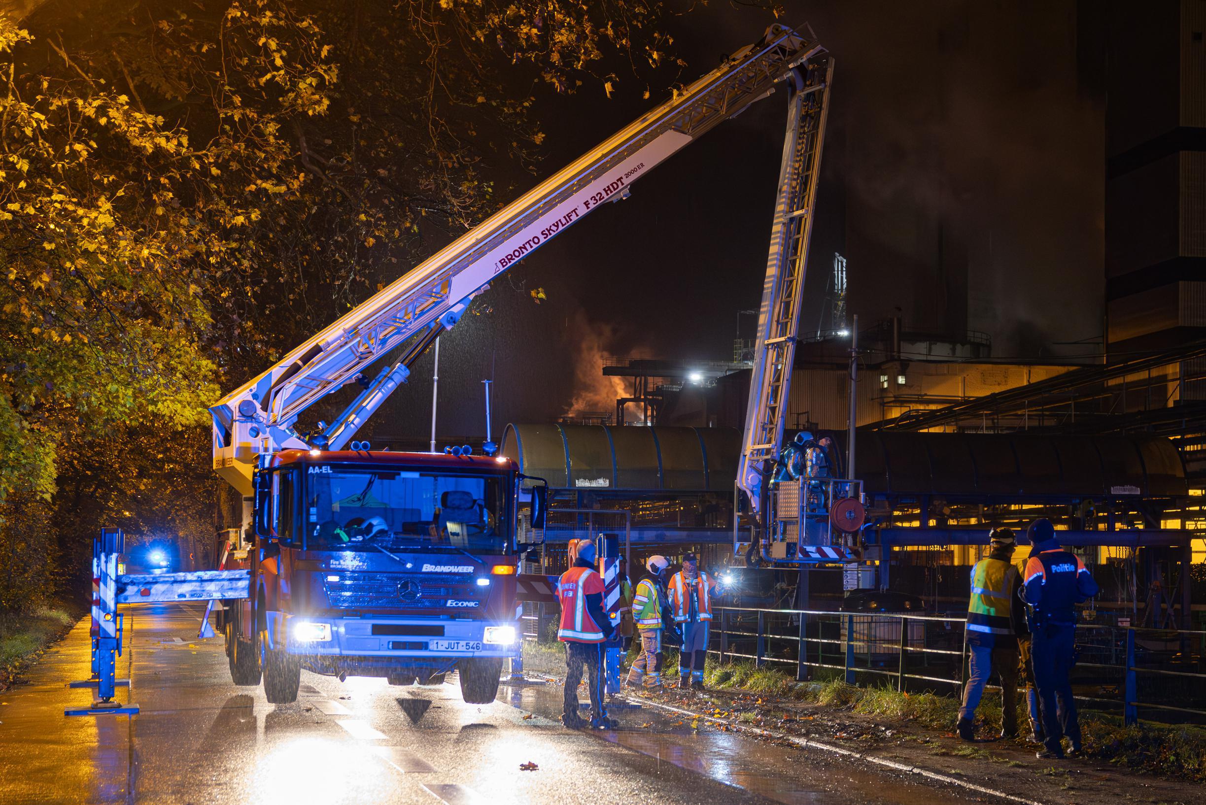 Werknemers denken lichaam van moordenaar in water te zien, nachtelijke ...