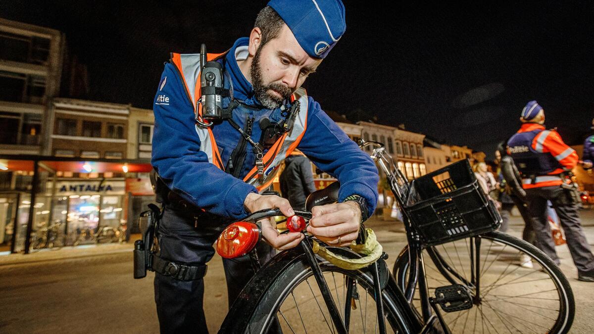 Politie drijft controles tegen asociaal fietsgedrag op en maakte al 102 ...