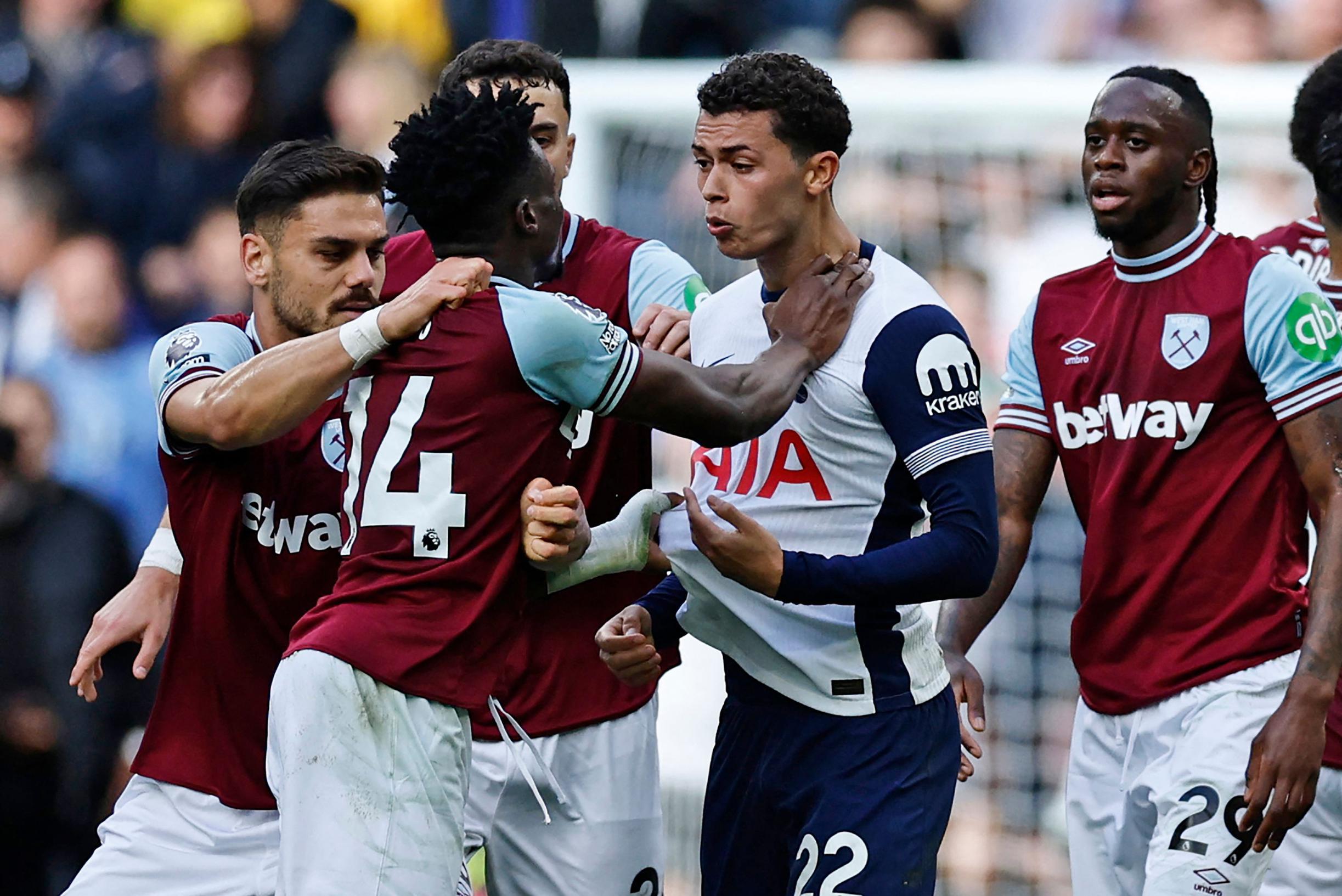 VIDEO. De stoppen slaan volledig door bij West Ham-speler Mohammed ...