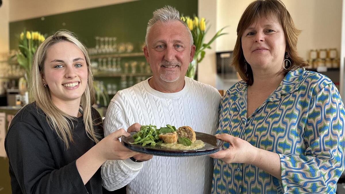 Yves Van Hol (59) introduceert nieuwe Lierse snack ‘de Flipper’, als ...