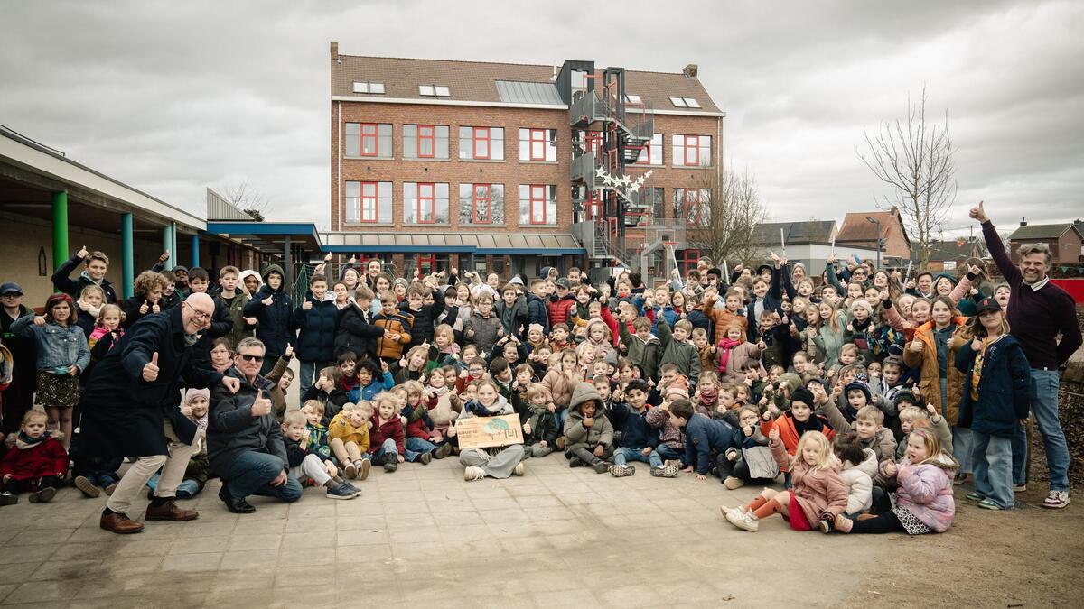 De Springplank maakt groen paradijs van speelplaats en ontvangt houten ...