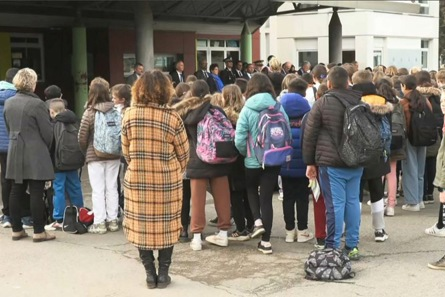 Leerling die leraar doodstak beschuldigd en in voorlopige hechtenis ...