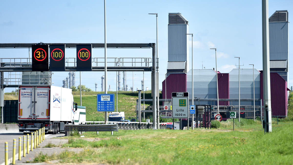 Vrachtwagen botst op file in Liefkenshoektunnel: richting Stabroek maar ...