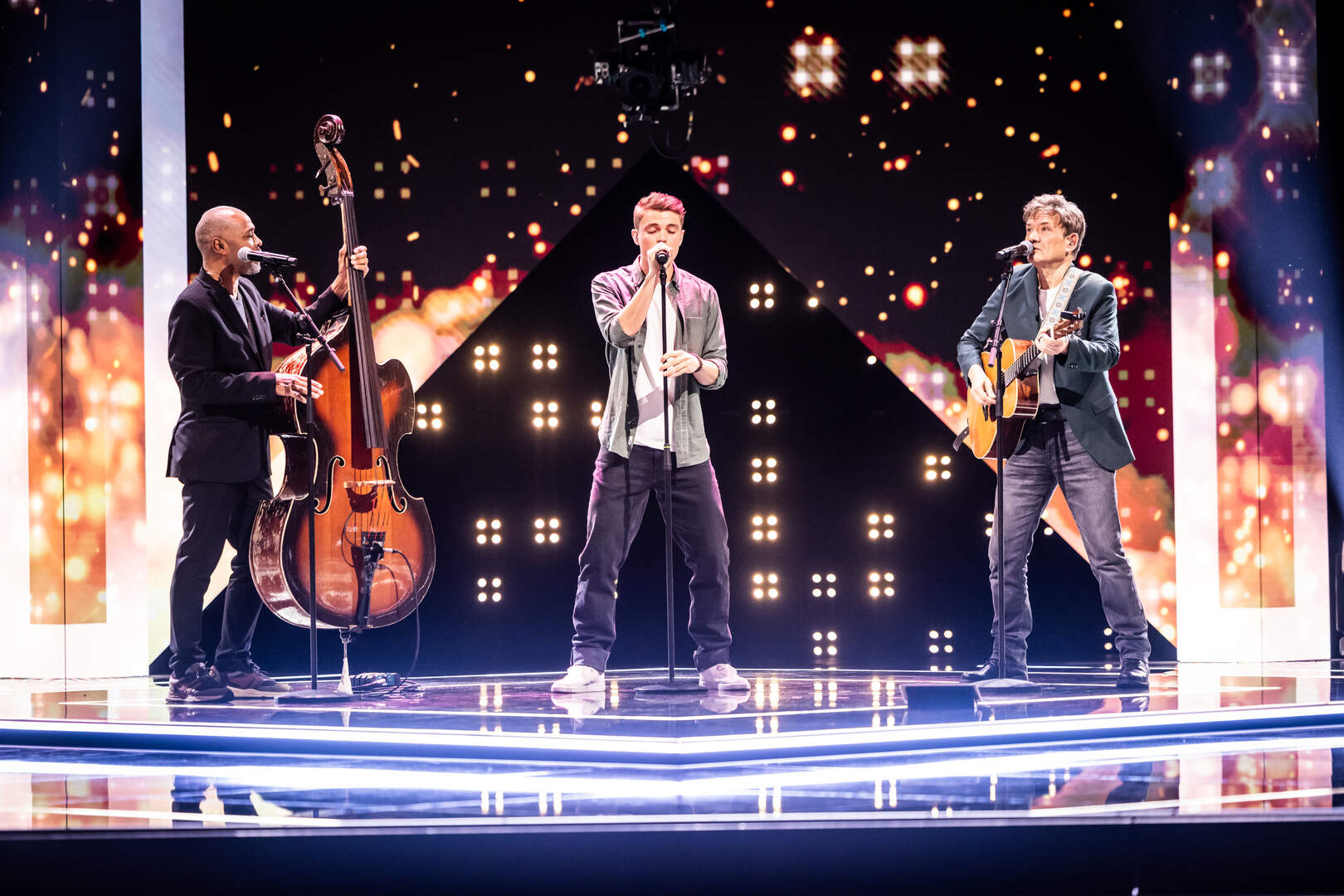 Zingende leerkracht Daan Cavens in duet met Bart Peeters in ‘Lift you ...