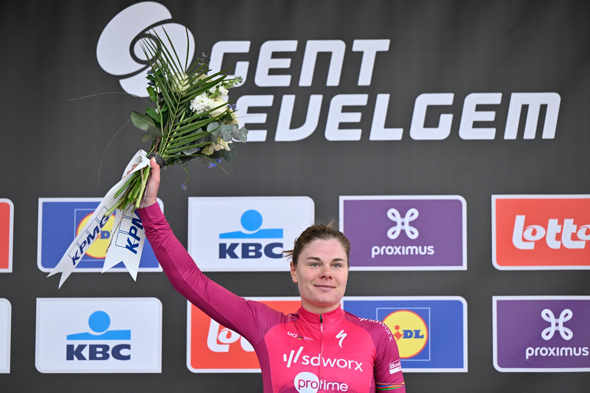 Lotte Kopecky draagt met lead-out steentje bij aan zege van Wiebes ...