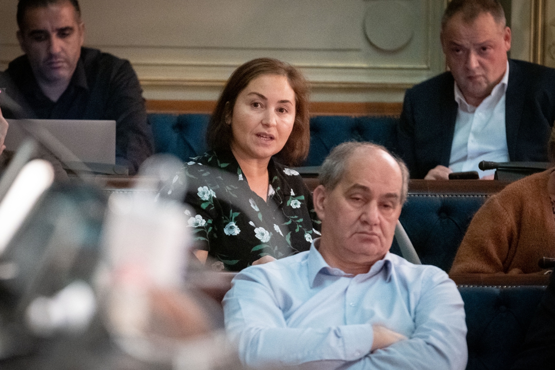Kritiek op cultuurschepen Ait Daoud: “U laat politiek bepalen wat kunst ...