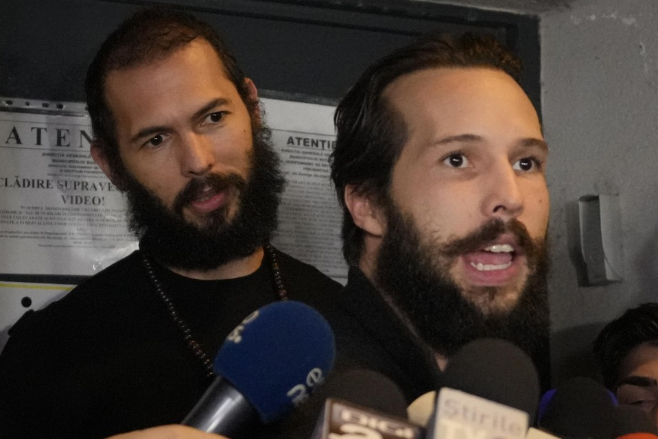 Andrew Tate vrijgelaten uit cel en onder huisarrest geplaatst ...