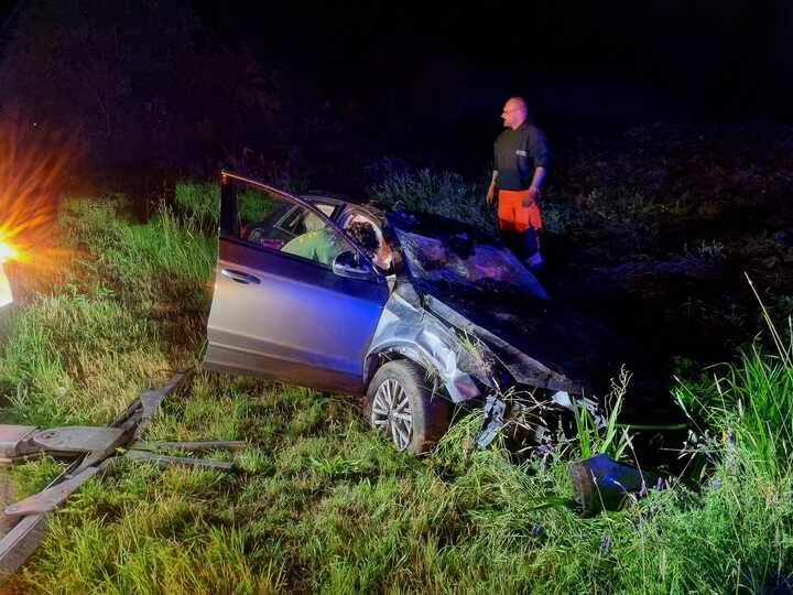Auto smakt tegen duiker naast gracht en belandt op dak: inzittenden ...