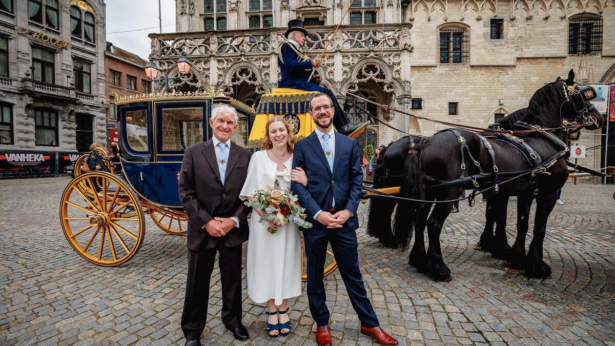 Thibault en Ellen rijden in 19de-eeuwse koets naar stadhuis voor ...