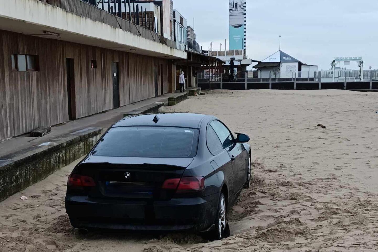 Alweer rijdt wagen zich vast op strand van Blankenberge: “Derde keer in klein jaar tijd” | GVA