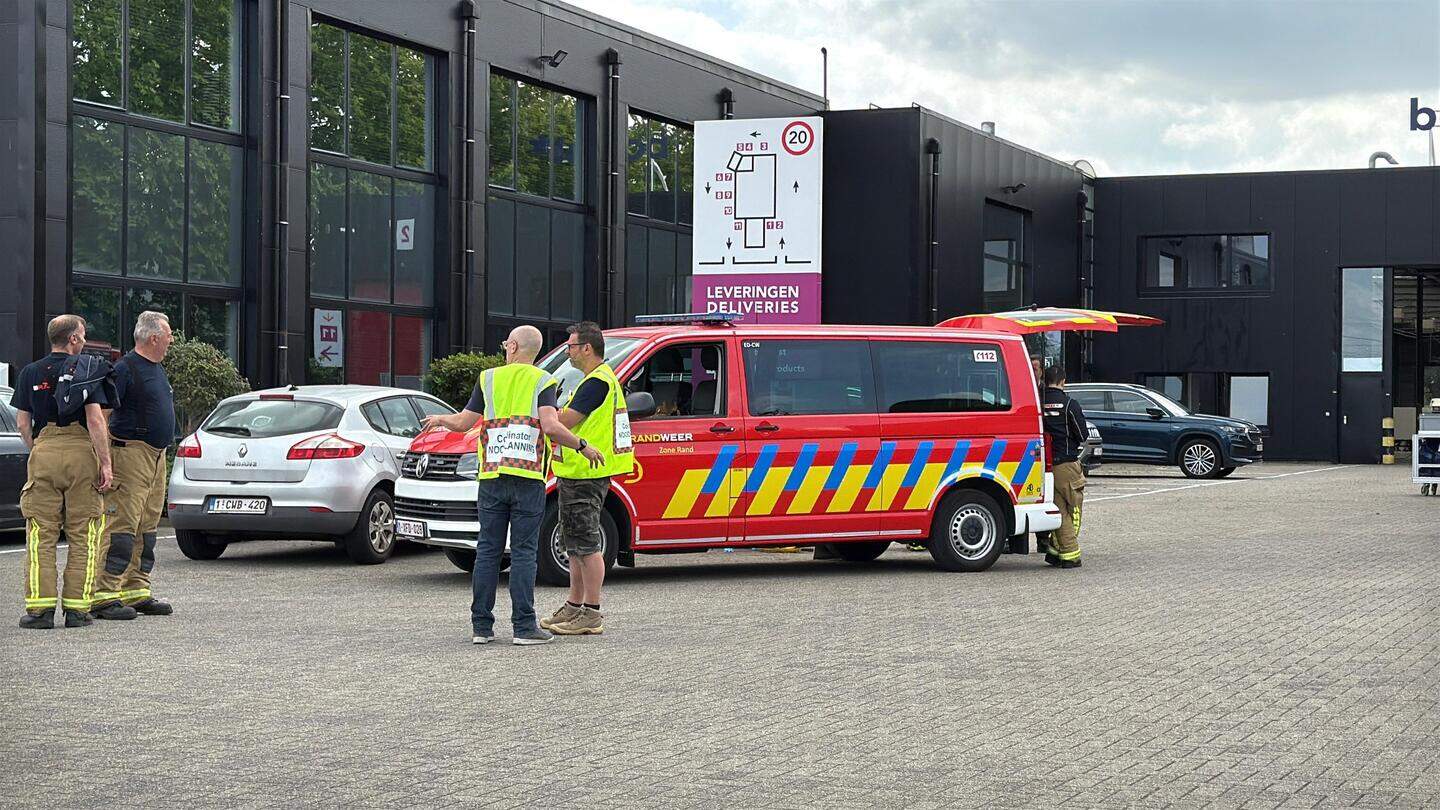 Drie medewerkers Bofrost lopen brandwonden op na lek van bijtende stof ...