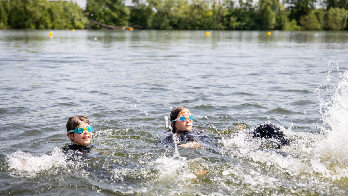 Deze kinderen duiken koude water in voor eerste les openwaterzwemmen ...