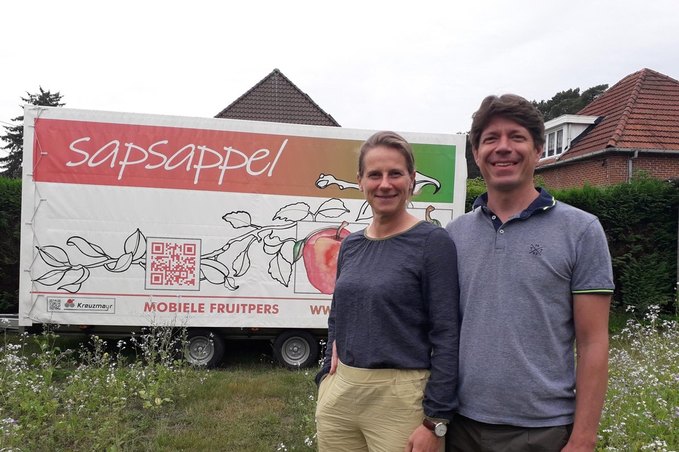 Erika en Jan trekken met mobiele fruitpers door de provincie: “Je moet ...
