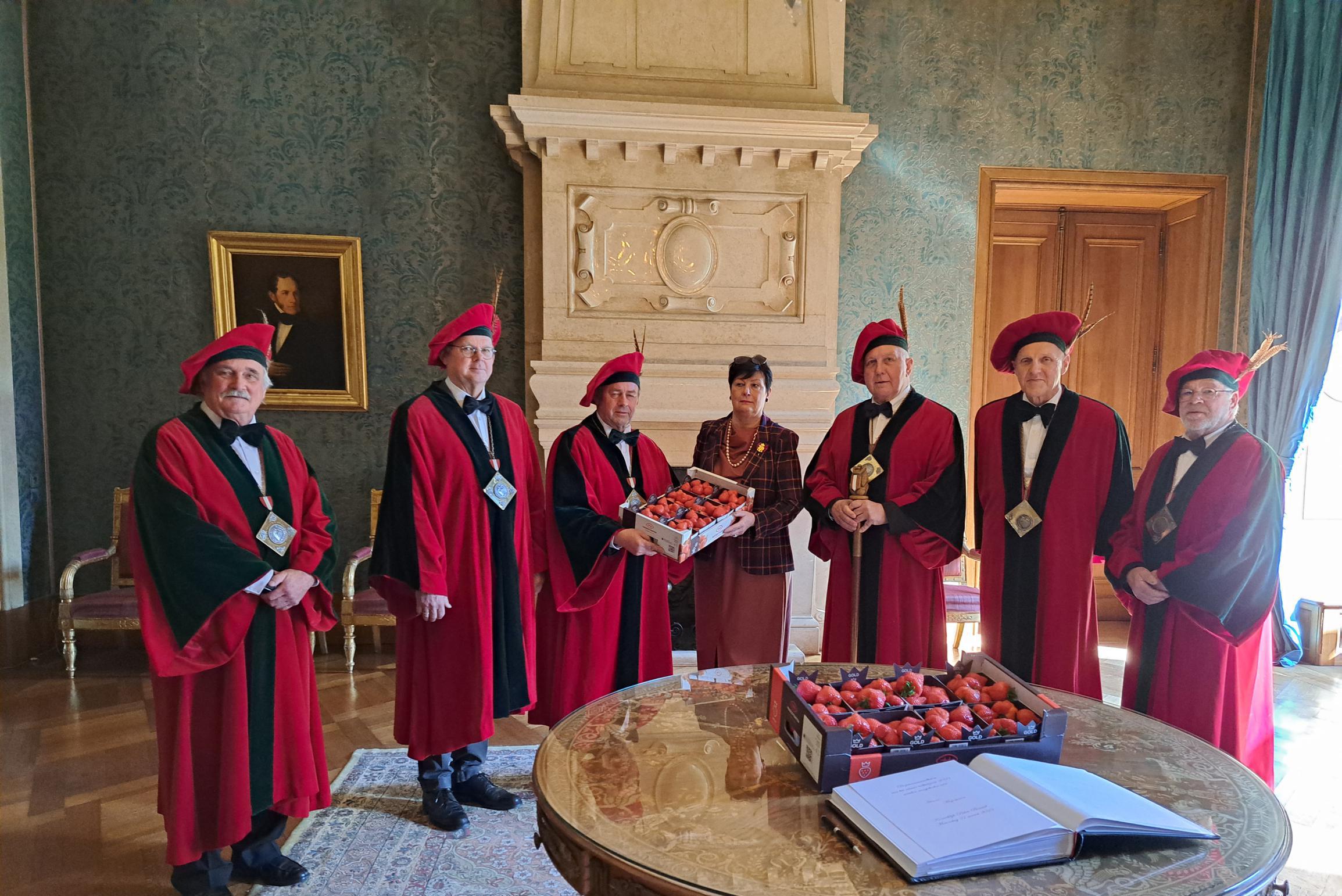 Ghesellen brengen Hoogstraatse aardbeien naar koninklijk paleis | GVA