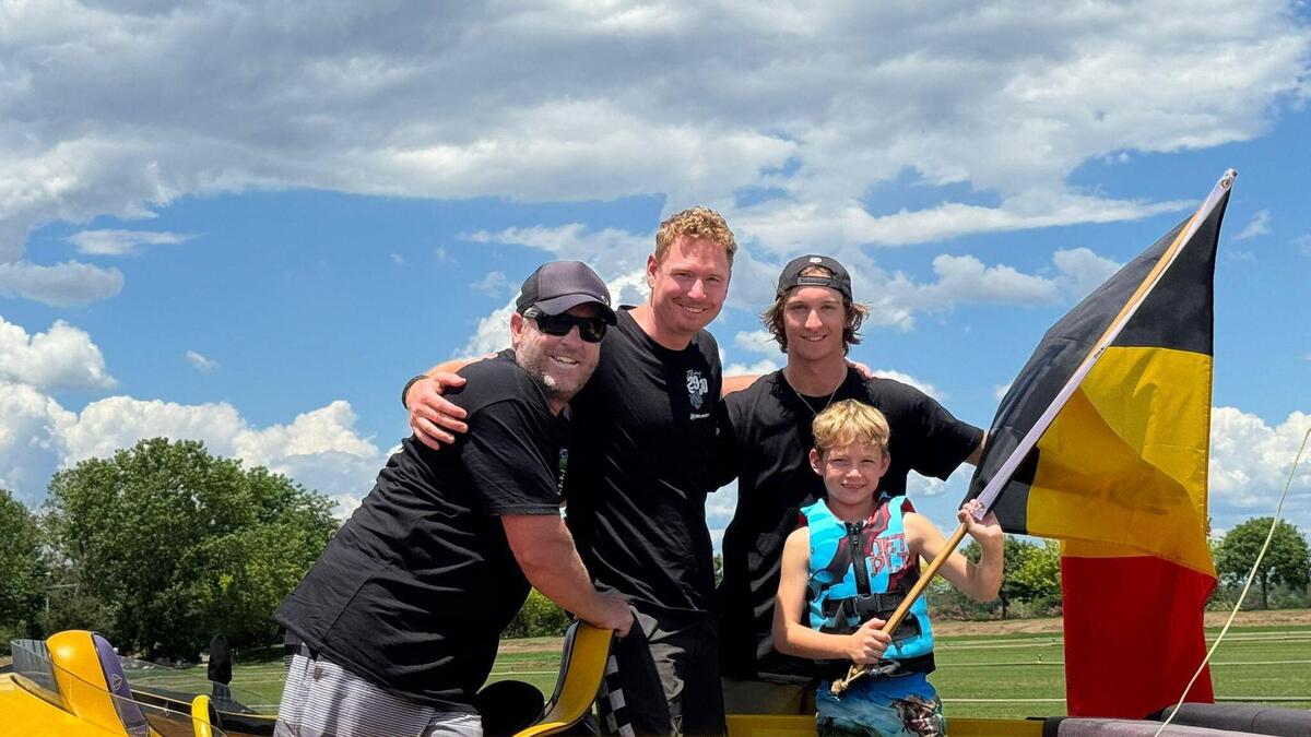 Waterskikampioen Steven Van Gaeveren loodst 7-jarige zoon Ian over de ...