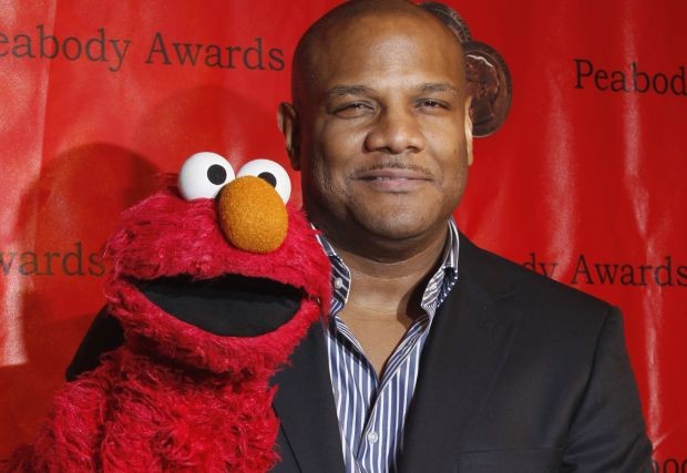 Elmo na pedofiliegeruchten tijdelijk uit Sesamstraat | GVA