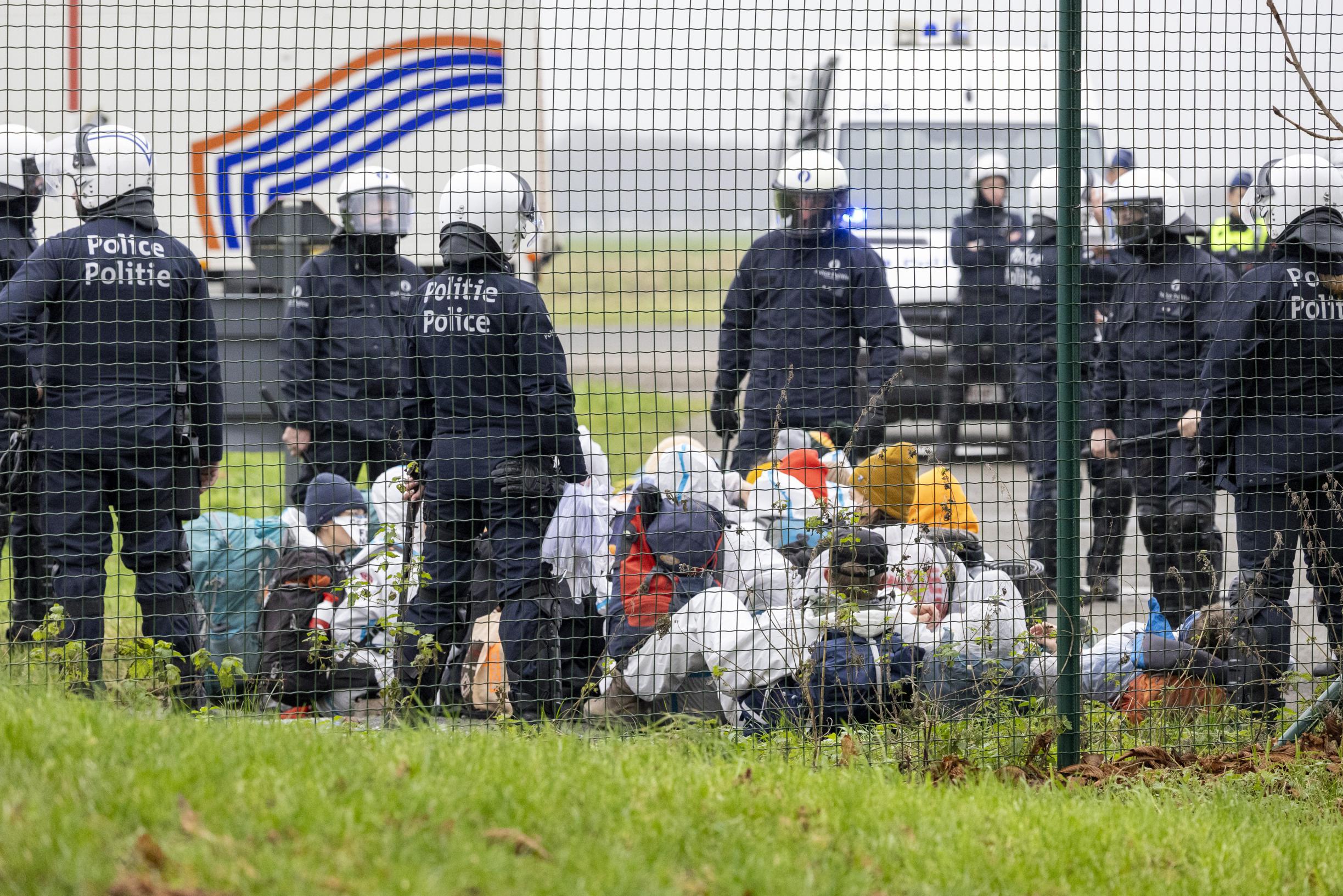 Code Rood demonstreert voor gemeenteraad aan stadhuis om “politiegeweld ...