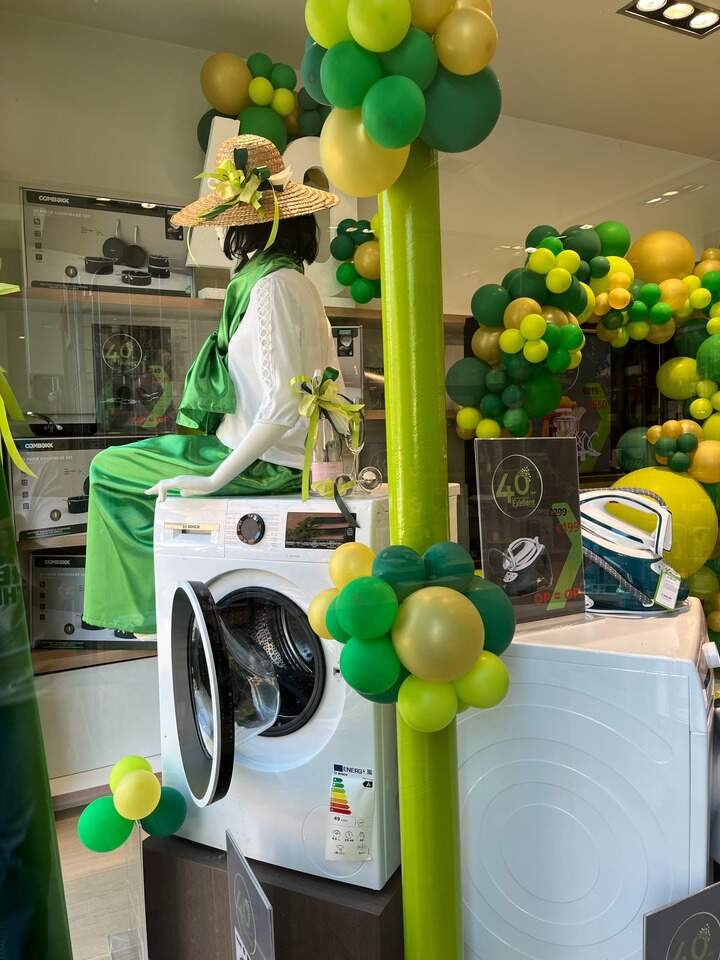 Winkel bestaat veertig jaar en viert dat met WK Wasmachine zitten | GVA