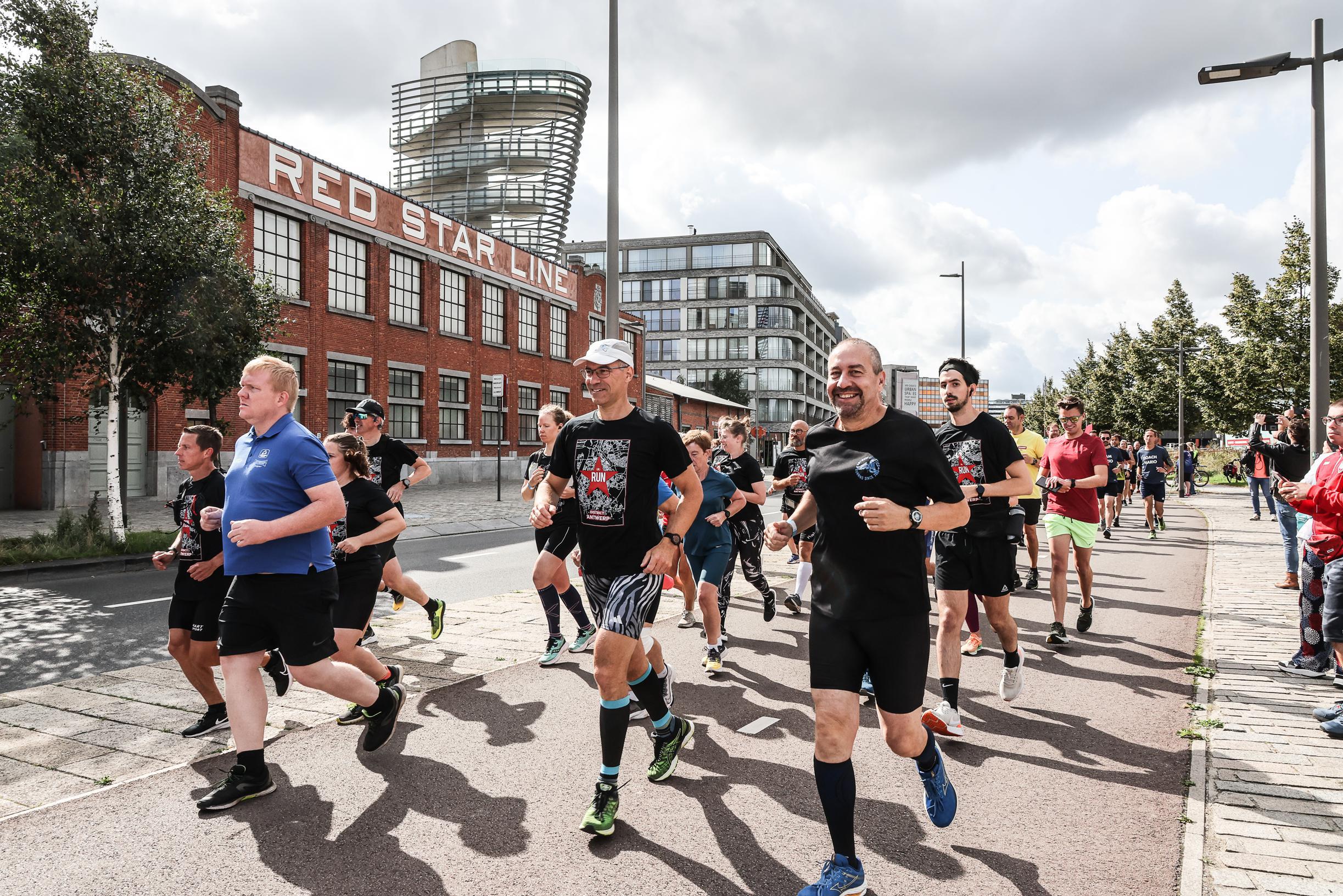 Vierhonderd lopers schieten uit de startblokken op Red Star Run ...