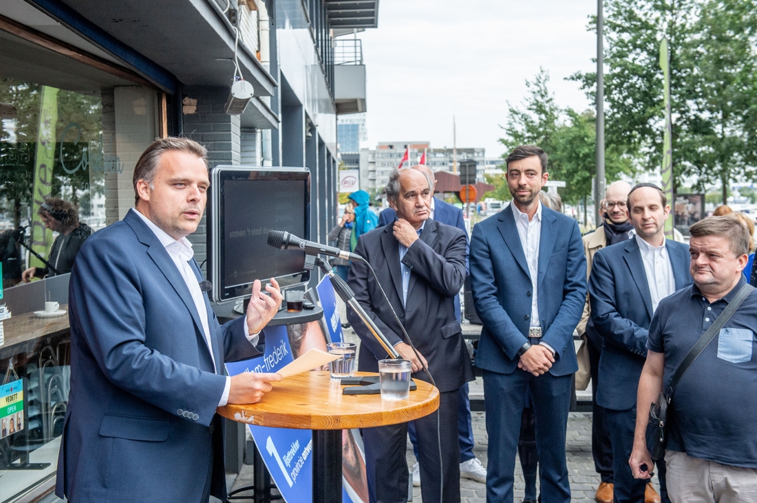 De Backer aan De Wever: “Kruip eens onder die Calimeroschelp uit, zet ...