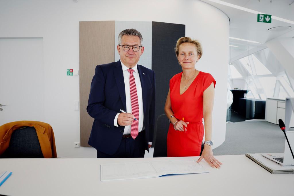 De laatste handtekening is gezet: ‘Port of Antwerp-Bruges’ is officieel ...