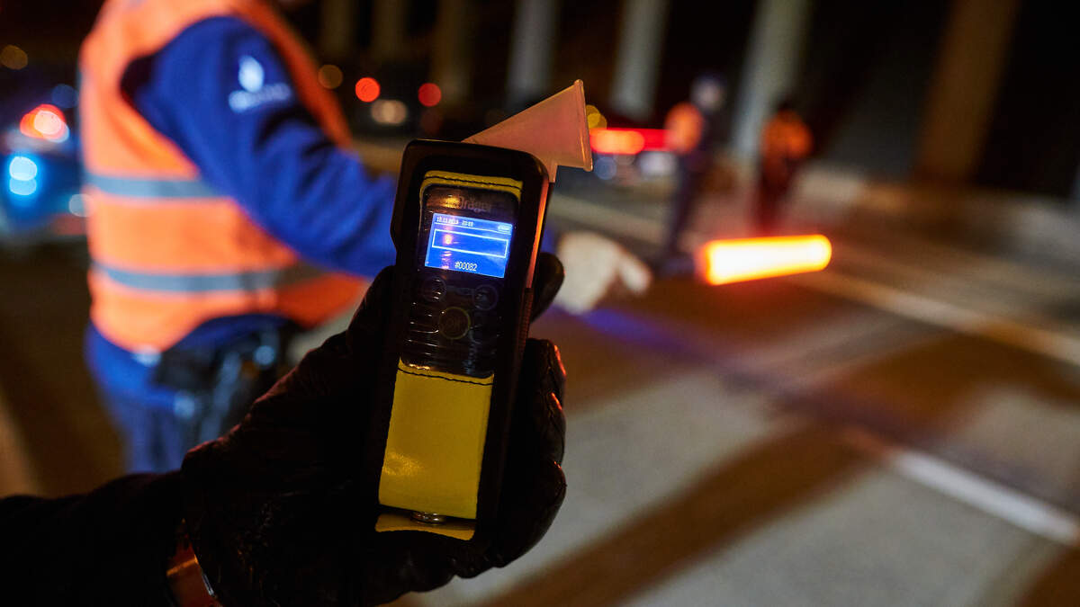 Bestuurder met levenslang rijverbod loopt andermaal tegen de lamp en ...