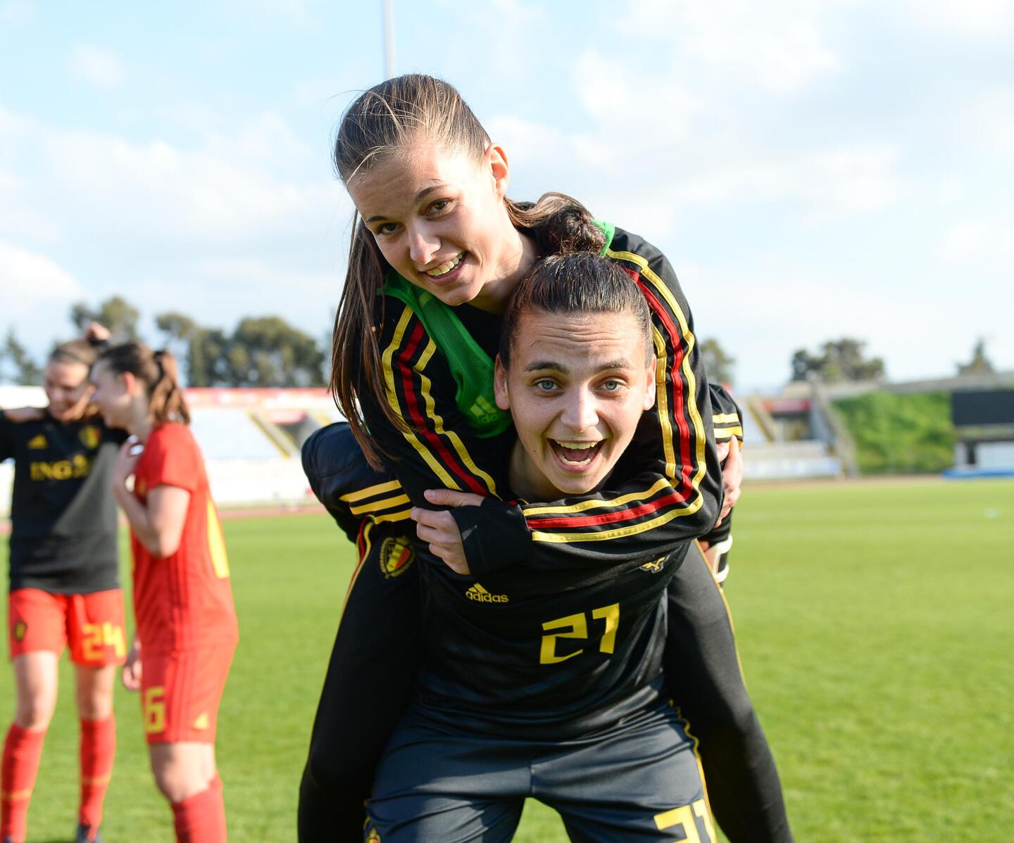 Nu al drie koppels bij Red Flames: “Maar op het veld is je lief een ...