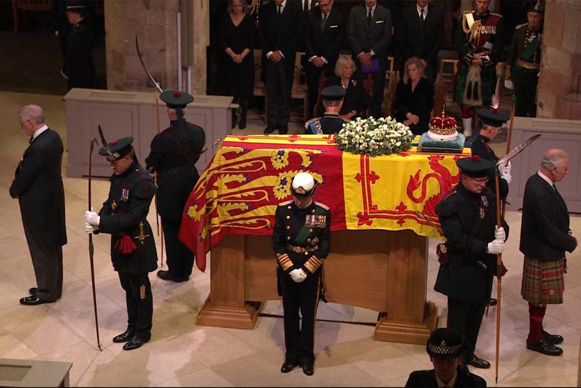 Koninklijke familie houdt wake aan lijkkist Queen Elizabeth | GVA