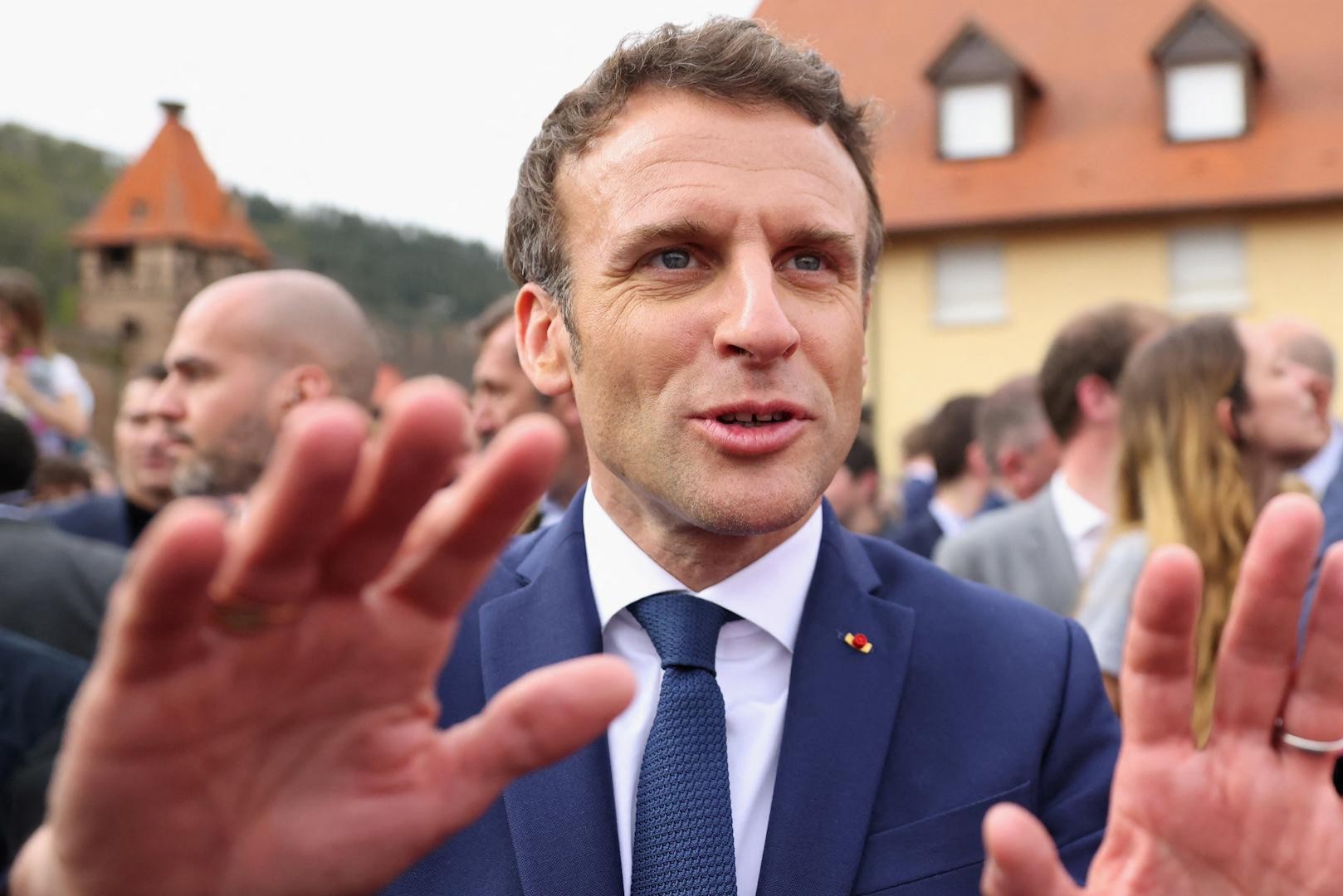 Macron in de clinch met boze Fransman: "U bent een waardeloze president ...