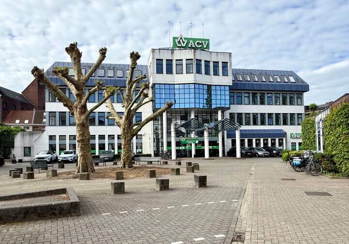 Familie neemt afscheid van architect Jacky Poplemon (89), die mee zijn ...