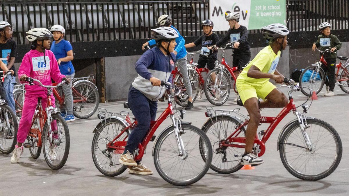 Met de fiets door het Sportpaleis: “Voor scholen is het een grote ...