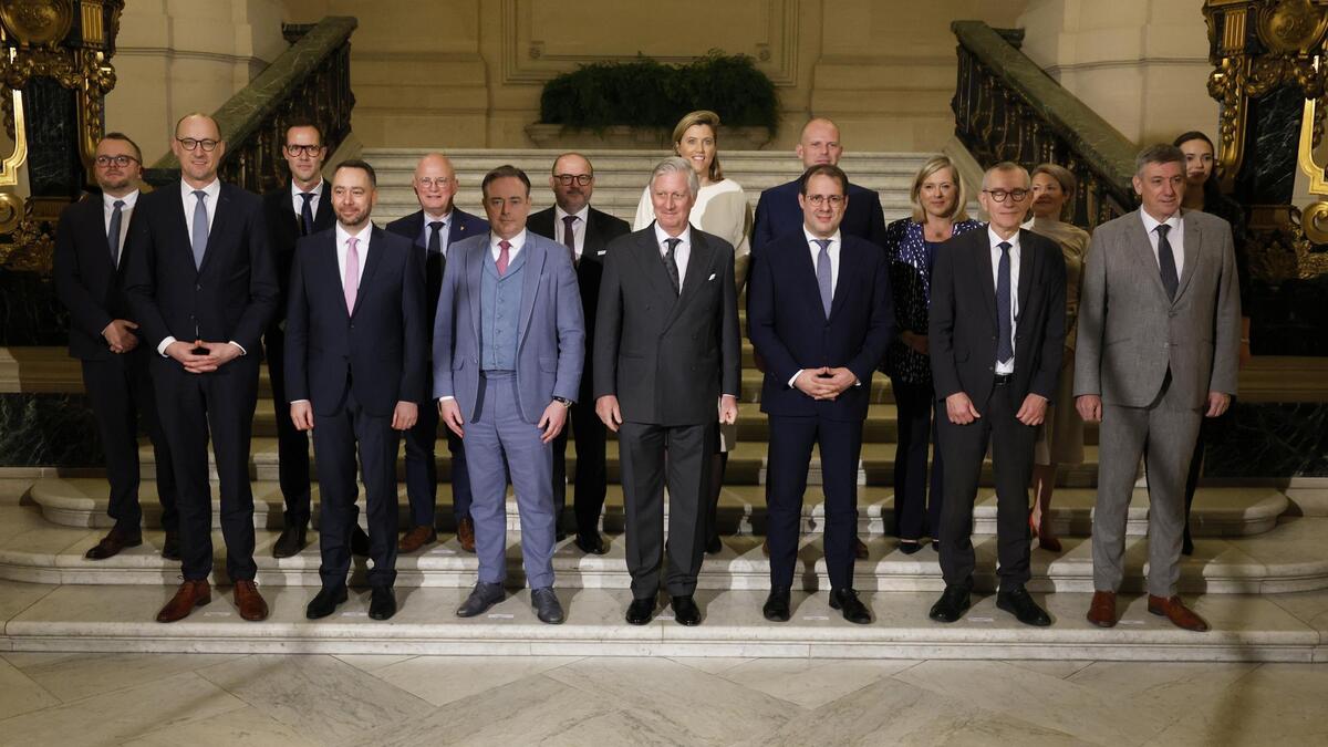 Regering-De Wever poseert voor groepsfoto na eedaflegging | GVA