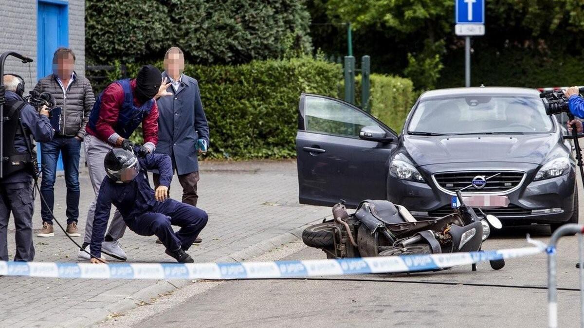 Al drie jaar op de vlucht, maar opblaasbare palmboom verraadt ...