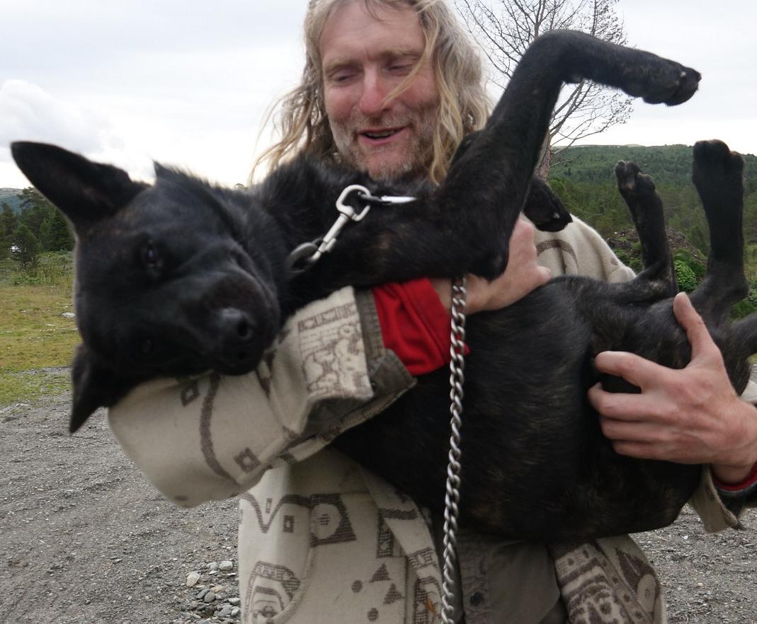 Fotograaf Guido Sterkendries redt hond uit Noorse grot: “Flokie wou lam ...