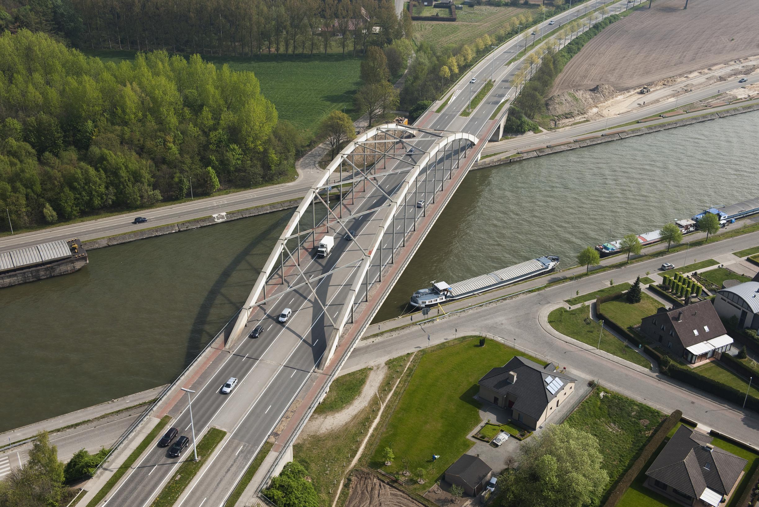 Balustrade brug Houtlaan kapot: fietspad wekenlang afgesloten | GVA