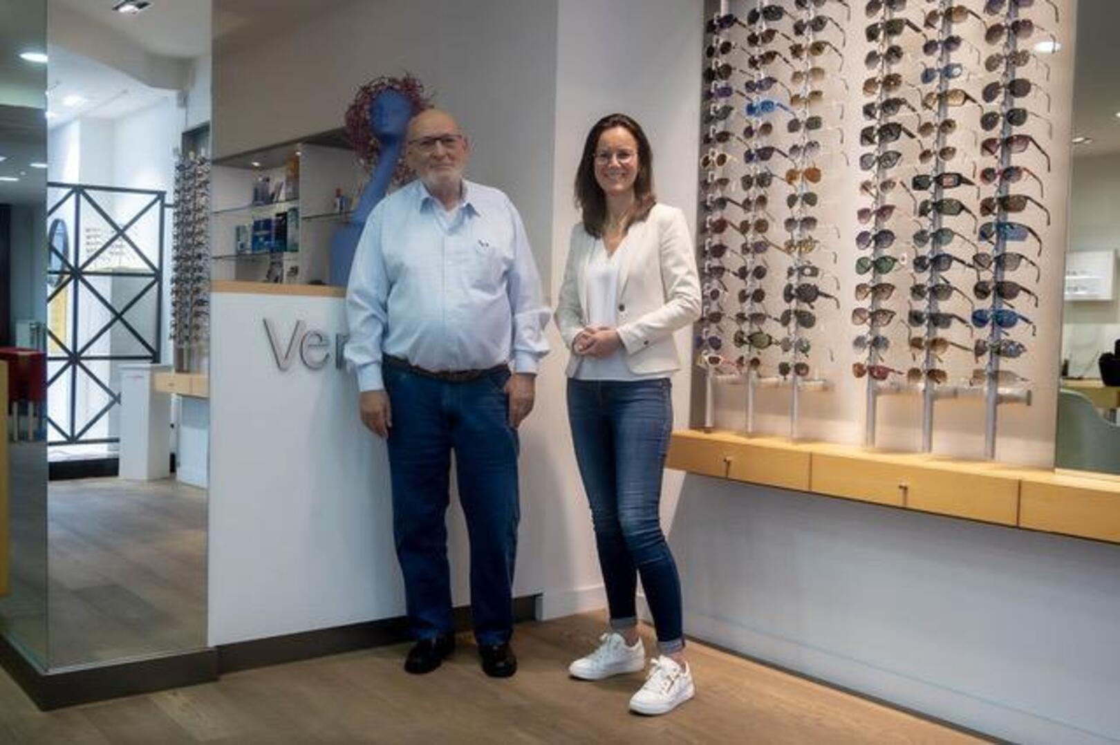 Optiek Verhelst heeft al 100 jaar zijn stek in Mortsel: “Overname was ...