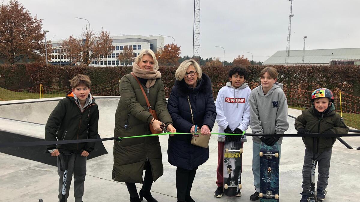 Skaters huldigen gloednieuw terrein in: “Jongeren hebben skatepark mee ...