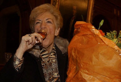 Zingende legende La Esterella wordt vandaag 90 | GVA